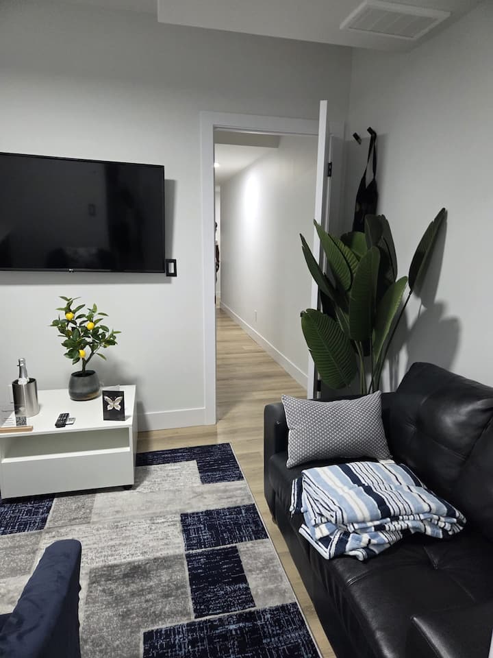Cozy 1 Bedroom Suite, Kitchenette & Self Check-in - Edmonton