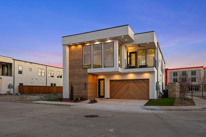 Festive Villa 1: Heart Of Richardson, Tx 6br, 5ba - Richardson, TX