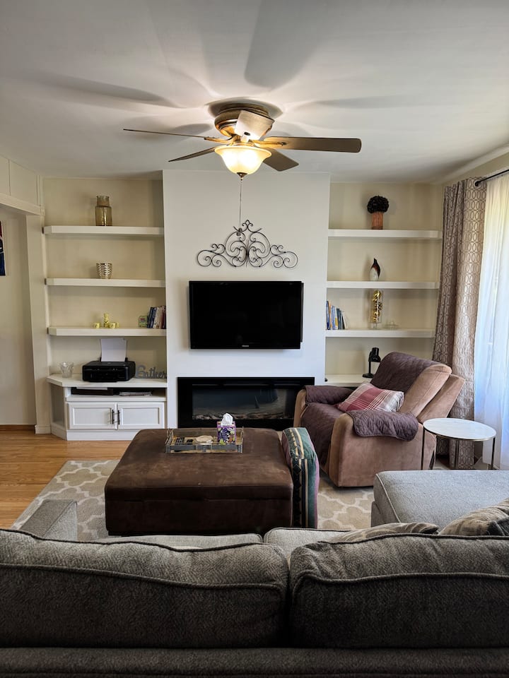 Room A & B • Hot Tub, Fire Pit, Trail, Shared Home - Algonquin, IL