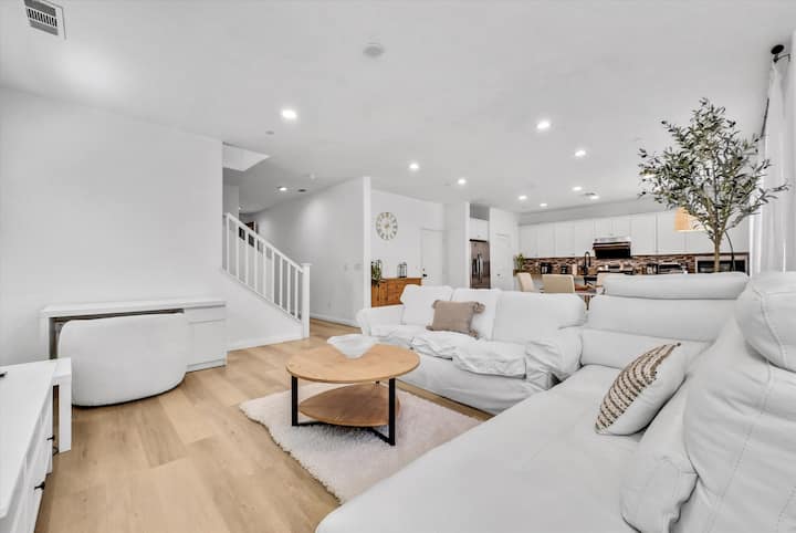 Perfect Blend: Suburban Living With Modern Comfort - Prado Regional Park, Chino