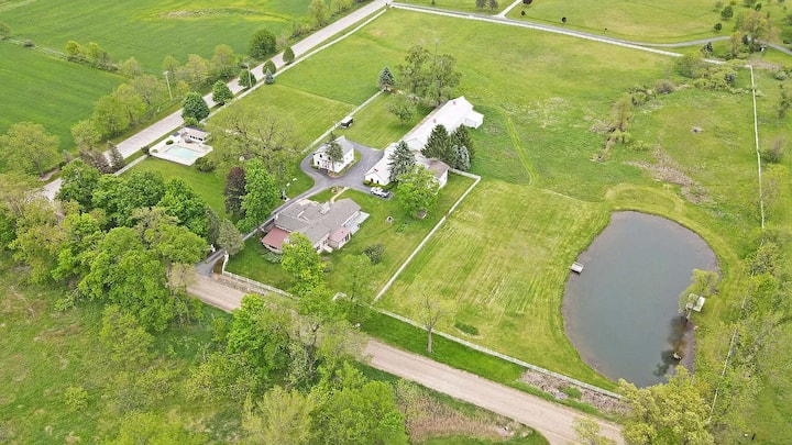 Simple Farmhouse Stay On A Peaceful Estate - Howell, MI