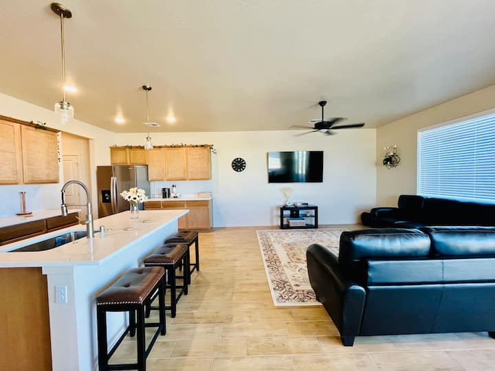 Organ Mountain Loft| 3br| Movie Room - Las Cruces, NM