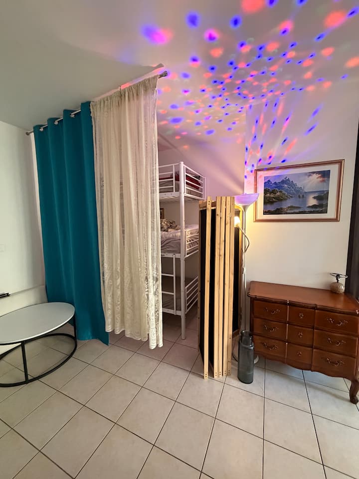 Lit Superposé Dans Un Espace Partagé - Marseille