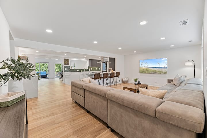 High-end Modern Home With Chic Interior - Schaumburg, IL