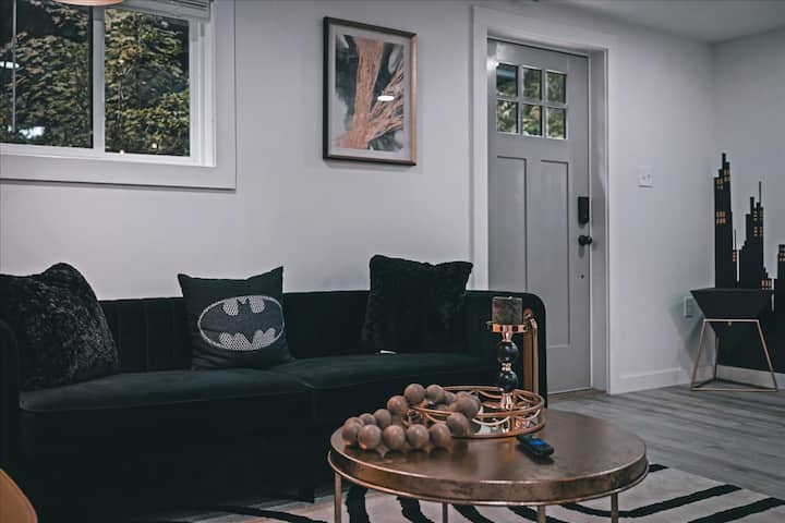 Batman Cozy Woodland Retreat | Up To 6 Guests - Hillsborough, NC