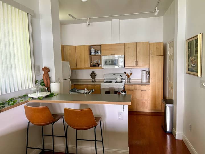 Cozy Lakefront Apartment Spacious & Comfortable - Farmington, CT