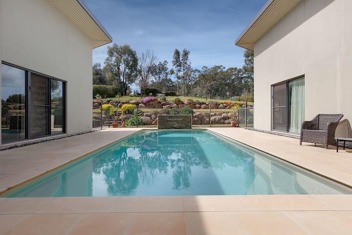 Peregrine Pool Paradise - Wodonga