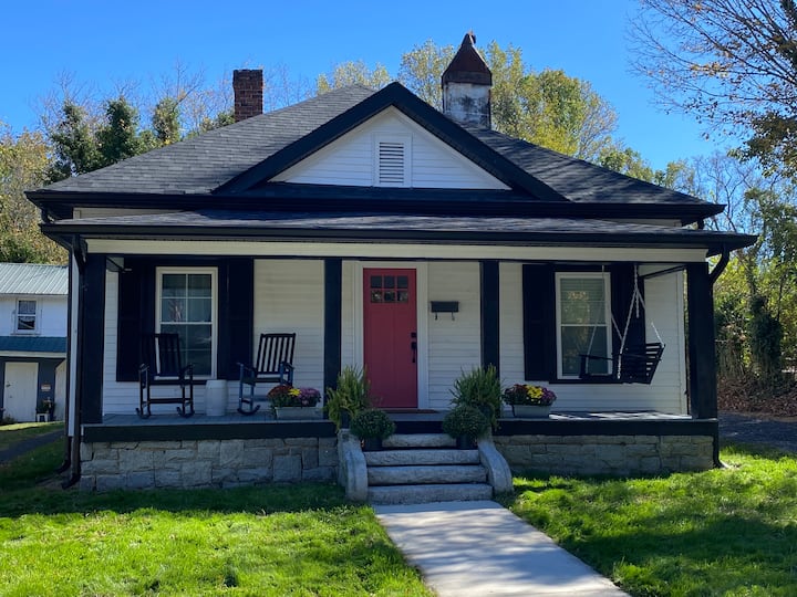 Modern Comfort Meets Downtown Mayberry Charm! - Mount Airy, NC