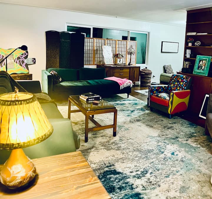 So Much Room! ! 2 Queen Bds, 3 Sofas, Airbed - Salem, OR