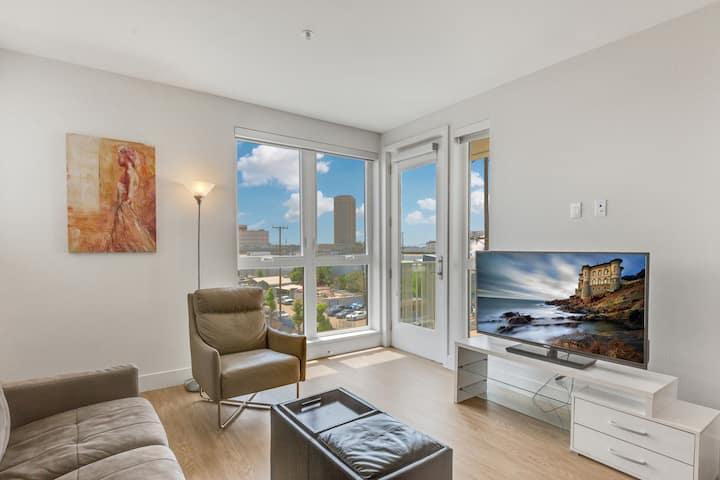 Spacious 2br With Heated Pool & Jacuzzi - Los Angeles, CA