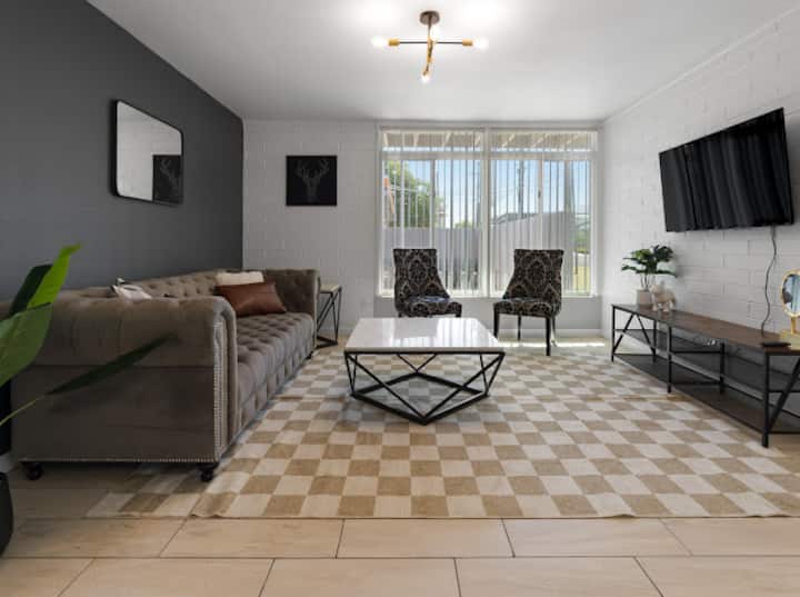 Uptown Gem | 1br W/ Pool, Walk To Shops & Eats - Phoenix, AZ