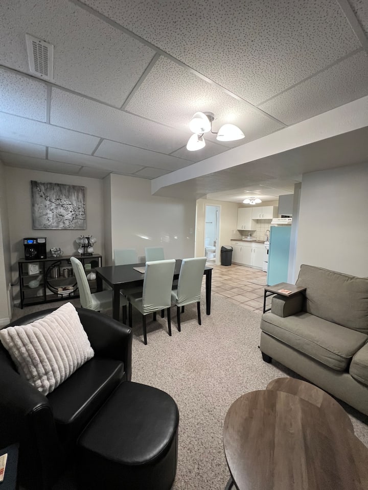 Cozy Retro Basement Suite Your Home Away From Home - Lethbridge