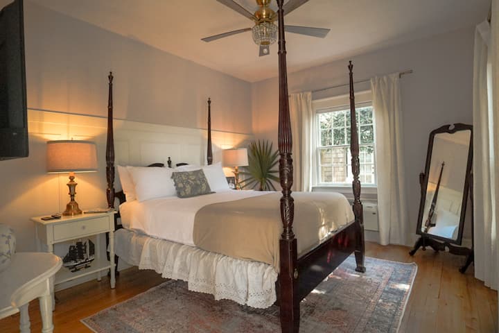 Marooner Suite | Central Queen Room With Bikes - Ocracoke, NC