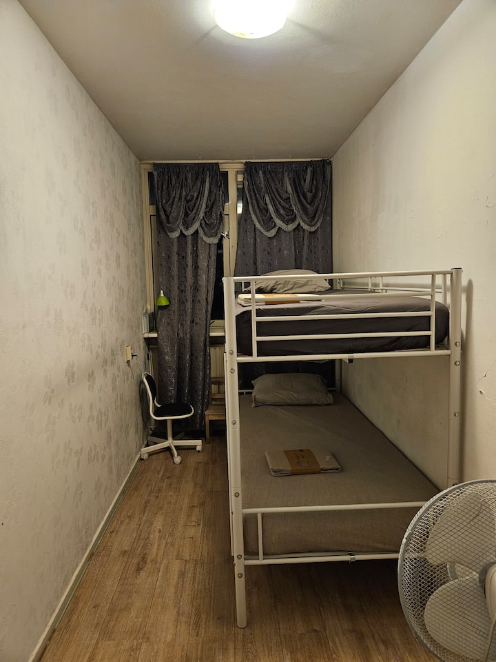 Sleep, Shower And Go. Workspace Available. - Hellevoetsluis