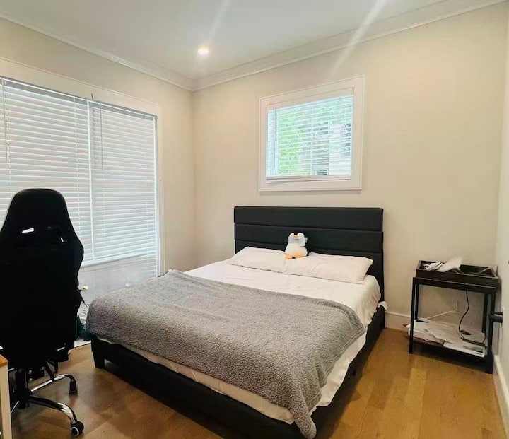 Spacious Private Bedroom In Cambridge - Cambridge, MA