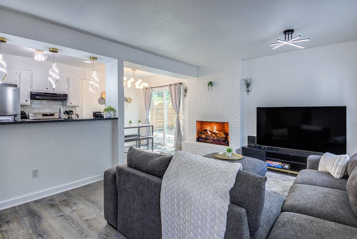 Polished Soco 2br 2ba Townhome - Austin, TX