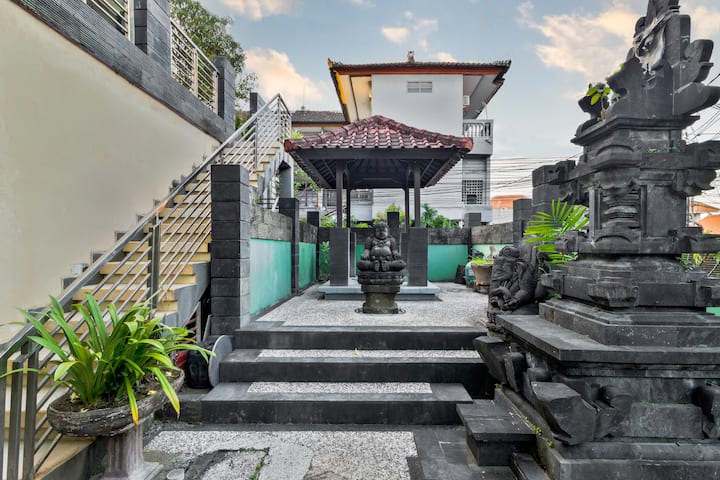 Agung Sakti House – 5br Villa, 700m To Beach - Kuta