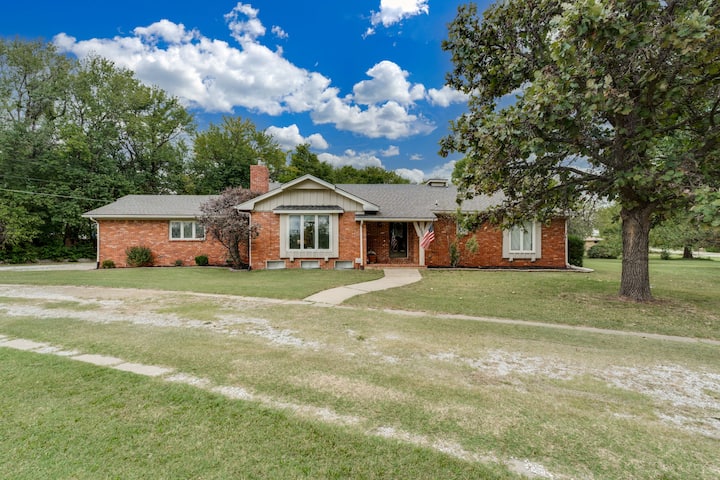 Nancy's Ranch + Hot Tub - Wichita, KS