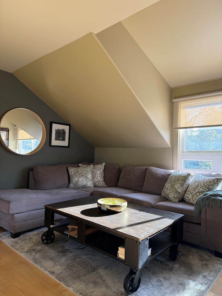 Architect’s Loft: Nature Retreat With Modern Charm - Burlington