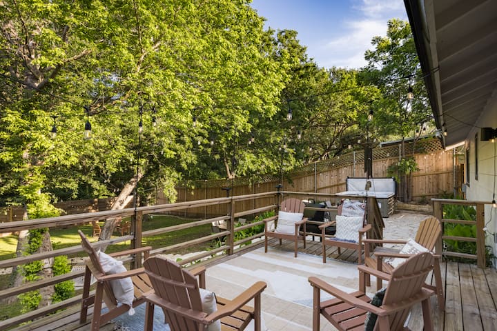 8 Beds | Pool | Hottub | Large Backyard Oasis - Circuit of the Americas