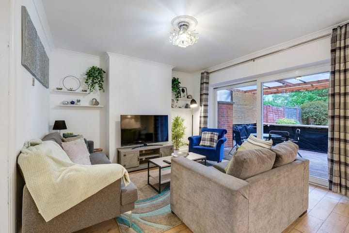 Modern 4 Bedroom House With Garden In Feltham - Twickenham