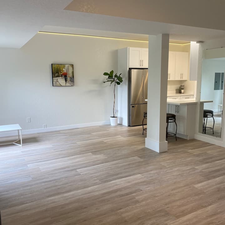 Modern Studio Retreat | Full Kitchen + Deck - Bellevue, WA