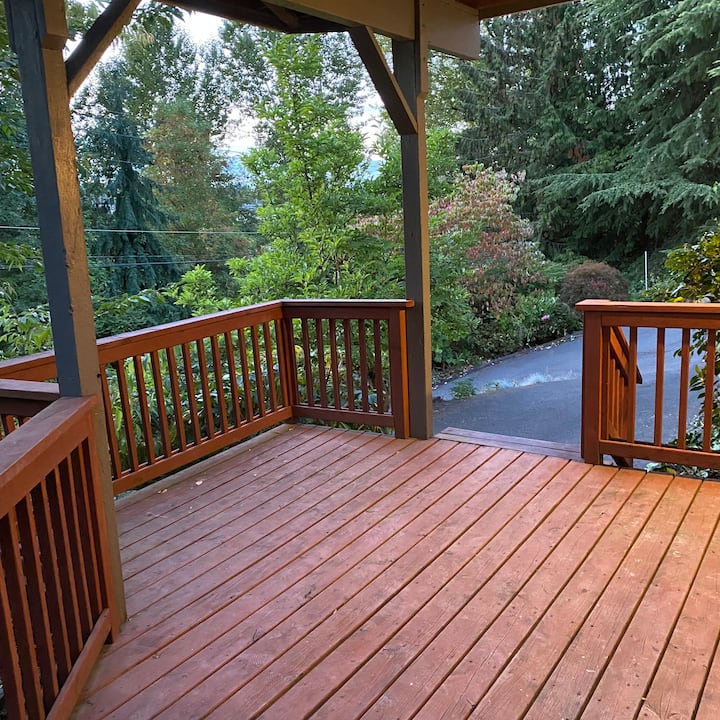 Modern Studio Retreat | Full Kitchen + Deck - Bellevue, WA