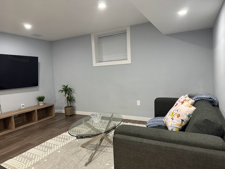Lovely Two Bedroom Unit - London