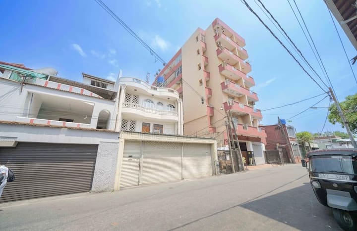 Welcome To Our Charming Home With Stunning Views! - Colombo
