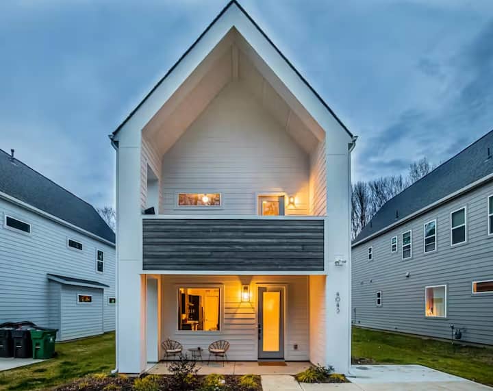 Stunning Modern Spacious Tranquil 4 Bedroom Home - Charlotte, NC