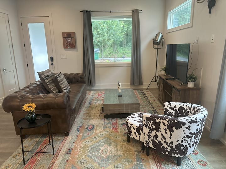 Stunning Modern Spacious Tranquil 4 Bedroom Home - Charlotte