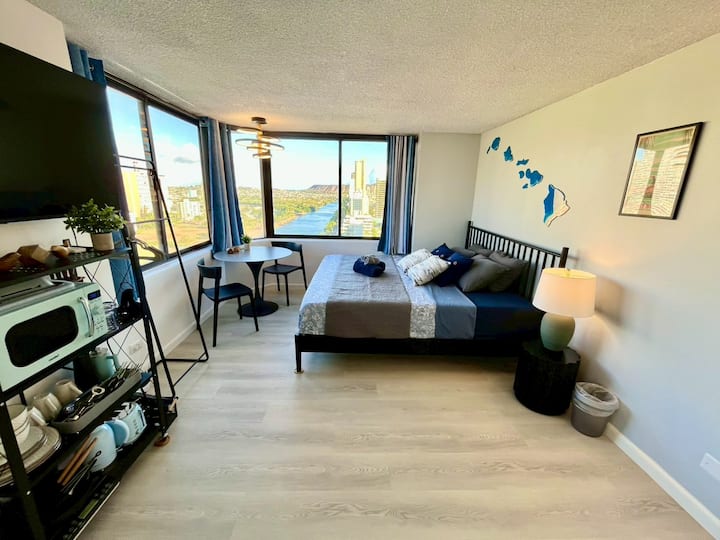 # Diamond Head View! Private Studio Unit  W/ Pool - Honolulu, HI