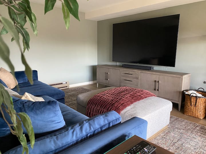 Bright Lakeside Suite, King Bed, 85" Tv, Spacious - Bothell, WA