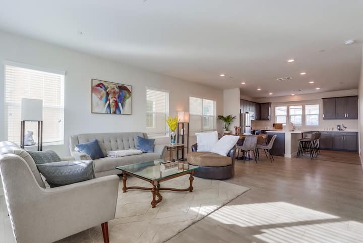 5 Mins Drive To Disney! 3b3.5b Cozy Home! - Anaheim, CA