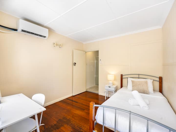 Cozy Studio Near Uq | Walk To Shops & Transit - Brisbane