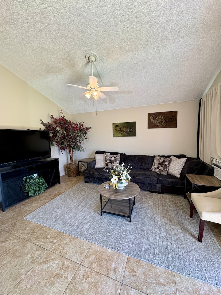 Cozy 4 Bedroom Gem - Bakersfield, CA