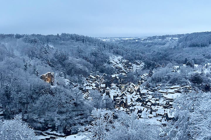 Winterzauber In Monschau – Camper Mit Top-aussicht - Hammer