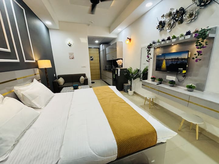 Dreamboat Studio—romantic Luxury Suite For Couples - Ghaziabad