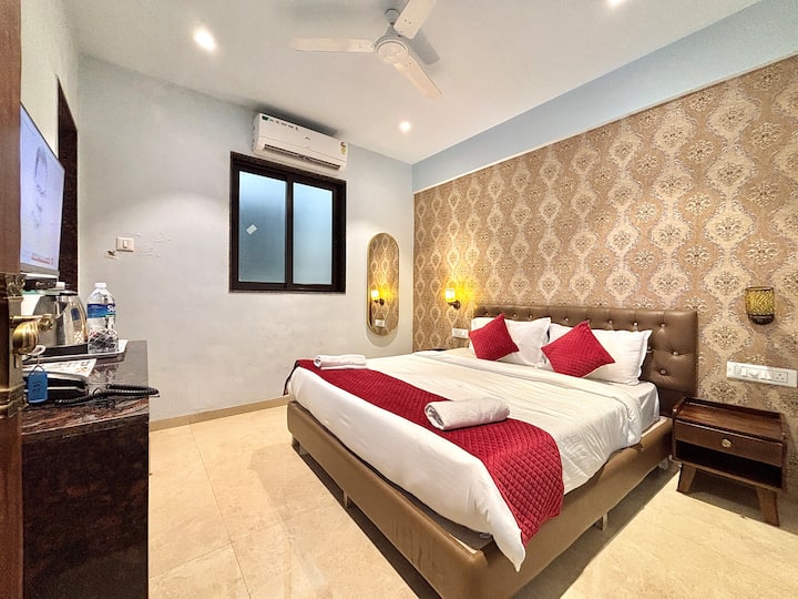 Couple Room With Common Pool - Lonavala