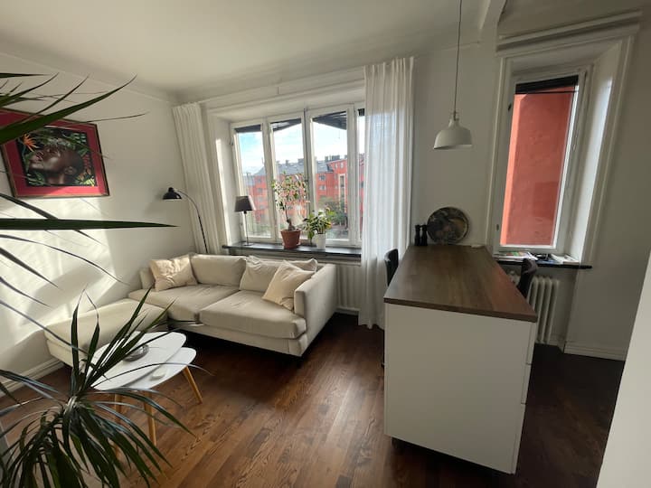 Top-floor Flat With Light & Courtyard View - Stockholm