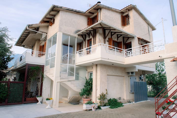 Παραδοσιακό Διπλό Οίκημα με Αυλή και Κήπο - Ламия
