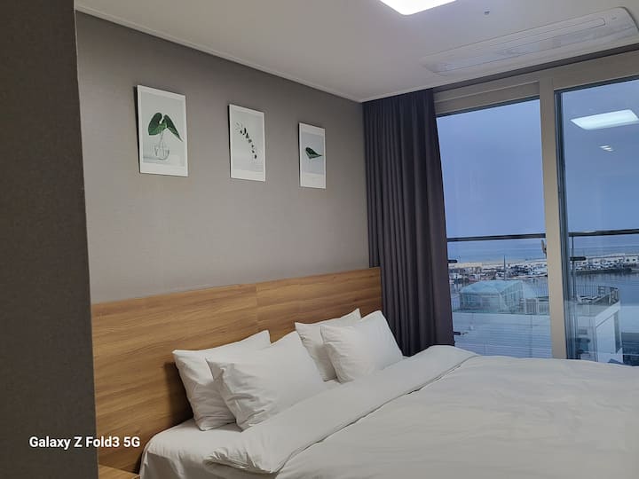 전면바다뷰!
맥스킹1,저상퀸1,퀸1
세탁취사가능!
편의점!하나로마트!
공영주차!
연박할인! - 江陵市