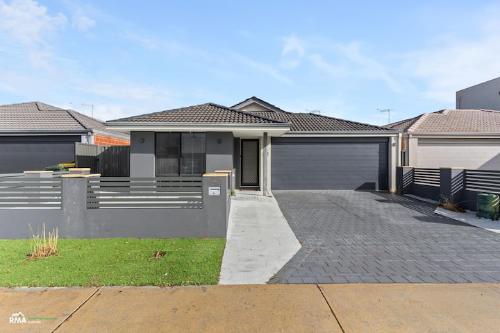 Modern Family Retreat In Brabham, Perth - Perth