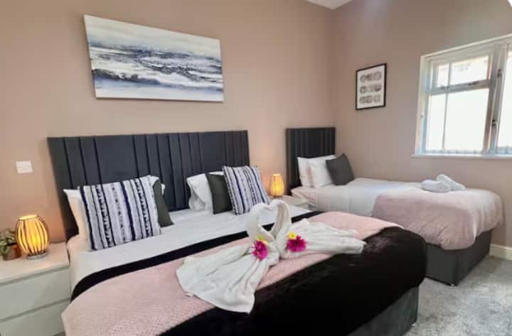 3br Home • Free Parking • Special For Contractors - Leicester