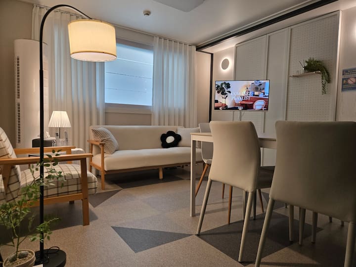 오픈특가/무료주차  반월당도보5분/ 감성숙소  방2침대3/짐보관  교동#동성로 지하철전노선 - Daegu