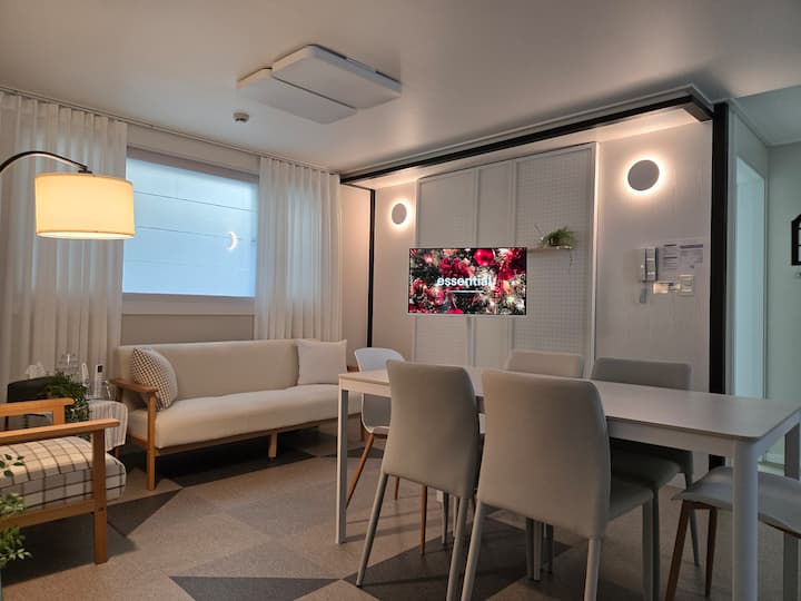 오픈특가/무료주차  반월당도보5분/ 감성숙소  방2침대3/짐보관  교동#동성로 지하철전노선 - Daegu