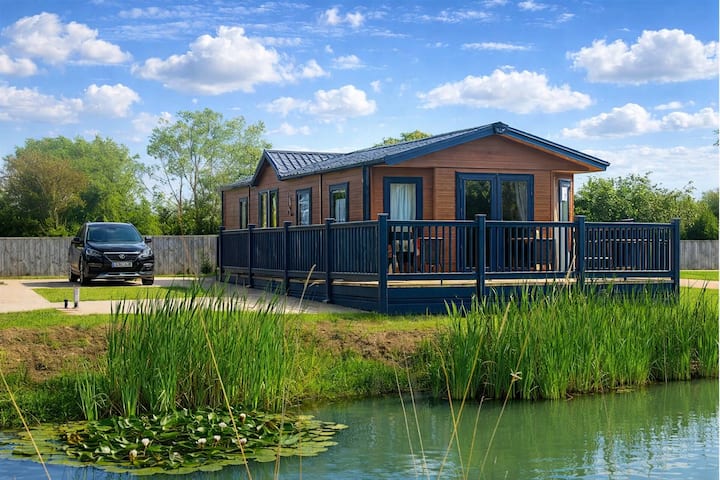 Peaceful Waterside Retreat - Cotswolds