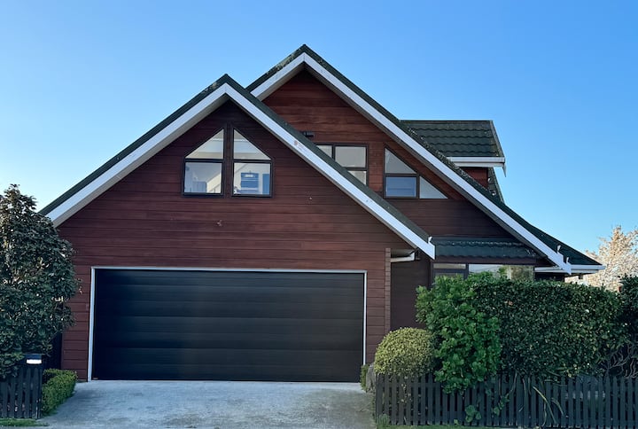 Central, Architecturally Exquisite 3bdrm Apartment - Palmerston North