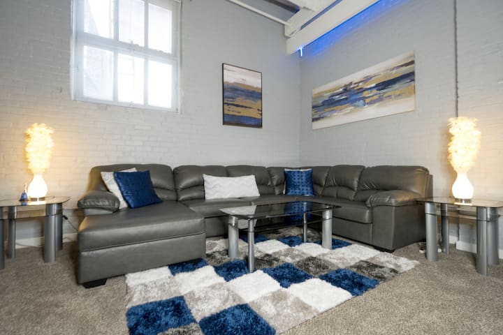 3 Story 3 Br 2.5 Bath Unique & Luxury Penthouse - Indianapolis, IN