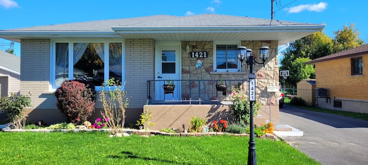 Cozy Home W/ Private Entrance & Free Parking - Cornwall, ON, Canada